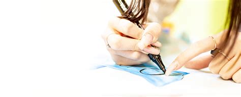 사람이 예술 스튜디오에서 큰 캔버스에 붓과 페인트로 그립니다 창의적이고 현대적인 미술 미술 드로잉 드로잉 트레이닝 미술 학교 거리 그리기 과정 배너의 걸작 공예에 대한 스톡