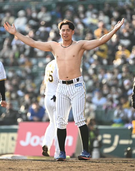 【写真特集】阪神ファン感 藤浪晋太郎ら選手がタッチでファン出迎え 岡田監督は「アレ」連発 プロ野球ライブ速報写真ニュース 日刊スポーツ