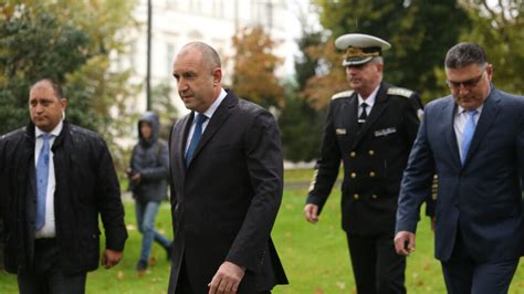 Президентът Честит празник на всички военнослужещи цивилни служители и ветерани от