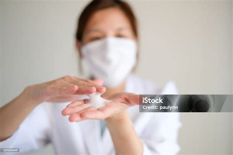 의사는 바이러스 박테리아 및 세균을 청소하기 위해 거품 비누로 손을 씻으하십시오 흰색 균일 한 배경입니다 닫습니다 세척은