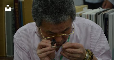 금색 프레임 선글라스를 착용한 흰색과 회색 핀스트라이프 드레스 셔츠를 입은 남자 사진 Unsplash의 무료 도쿄 이미지