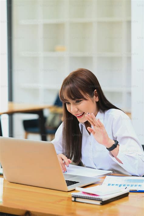 노트북 컴퓨터에서 동료들과 화상 회의를 하는 사업가 사진 Unsplash의 태국 이미지