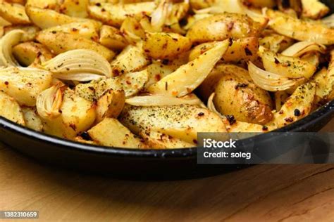 프라이팬에 구운 감자 조리된 음식 맛있는 크러스트 나무 배경에 한 가지 물건 0명에 대한 스톡 사진 및 기타 이미지 0명 갈색 감자 요리 Istock