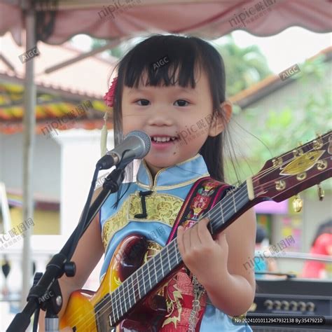 Ai创作图儿童歌手大赛 唱歌的小女孩 会唱歌的小女孩 弹吉它女孩子 唱歌的小朋友 儿童歌唱比赛 儿童音乐节 儿童唱歌比赛 乡村歌唱比赛 儿童节歌唱比赛 乡村大舞台音乐比赛 儿童少儿吉他伴奏