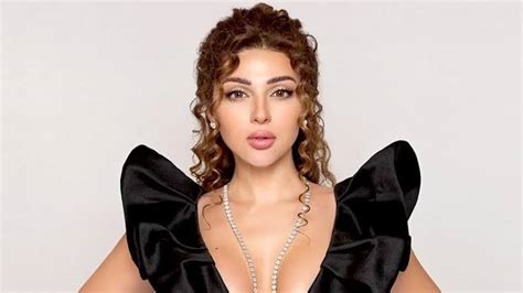 بدون بطانة ميريام فارس في مأزق بسبب فستانها