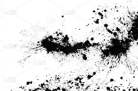 黑色的沙子孤立在白色的沙子上