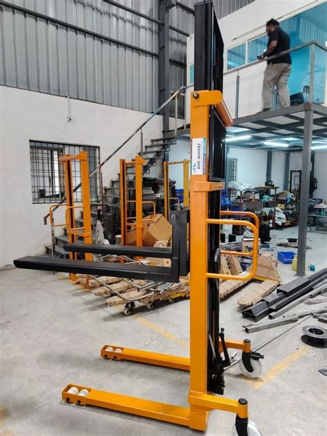 Manual Operated Mild Steel Hydraulic Fork Stacker For Industrial
