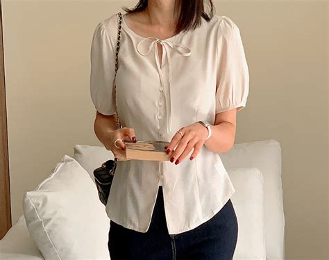 리리앤코 메르덴디 셔링 콩단추 리본 스트랩 블라우스여름신상 여름블라우스 반팔블라우스 여름하객룩 반팔하객룩 하객룩블라우스 셔링블라우스 스트랩블라우스 리본블라우스 자체제작