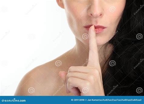 Primer De La Mujer Triguena Atractiva Que Pone Un Dedo En Sus Labios