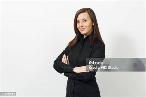 아름 다운 행복 백인 젊은 미소 브라운 헤어 비즈니스 여자 블랙 클래식 셔츠와 치마 잡고 손을 교차에서 흰색 배경에 고립 관리자 또는 작업자 합니다 광고에 대 한 공간을