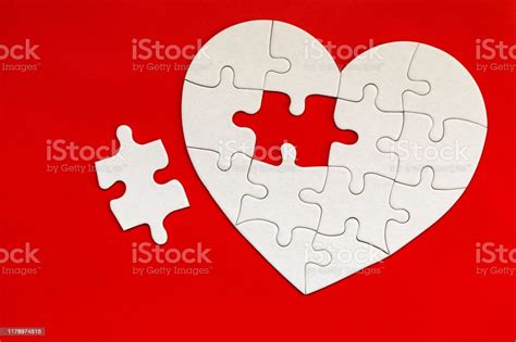 색상 배경에 하트 모양의 직소 퍼즐 나무 배경에 퍼즐 마음 심장 퍼즐의 누락 된 조각 심장 모양 직소 퍼즐 마음의 모양의 퍼즐 하트 모양에 대한 스톡 사진 및 기타 이미지