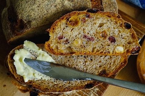 Пшеничный хлеб на закваске с орехами и сухофруктами В нем