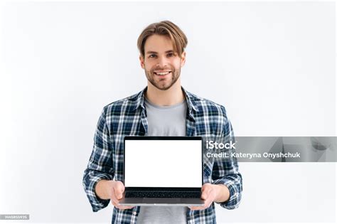 모형 개념입니다 캐주얼 웨어 프리랜서 학생 빈 모형 공간이 있는 열린 노트북을 들고 흰색 고립된 배경에 서서 카메라를 바라보며