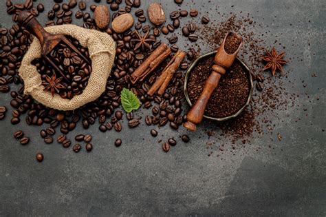 커피 파우더와 풍미 있는 재료로 구운 커피 콩을 다크 스톤 배경에 맛있는 커피 셋업을 만들어냅니다 가루로 빻은에 대한 스톡 사진 및 기타 이미지 Istock