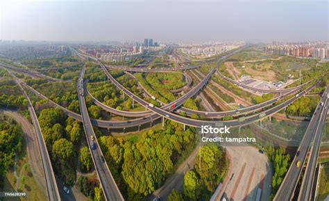 고속도로 교차점에 자동차의 공중 보기 건축 및 교통 개념의 구조에도로 또는 거리를 다리 평면도 도시 도시 중국 정오에 상하이 0명에 대한 스톡 사진 및 기타 이미지 Istock