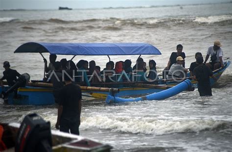 Libur Akhir Tahun Di Pantai Anyer Antara Foto