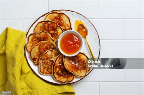 신선한 살구 과일과 가벼운 슬레이트 돌 또는 콘크리트 배경에 잼홈메이드 맛있는 팬케이크 복사 공간이 있는 상단 보기 0명에 대한 스톡 사진 및 기타 이미지 Istock