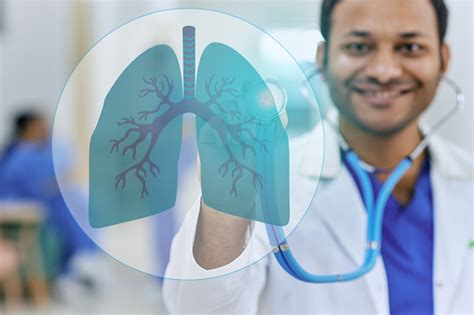 힌두교 의사 폐병 학자는 병원 복도에 서서 청진기로 홀로그램 인간 폐의 청진 폐 건강 개념 30 34세에 대한 스톡 사진 및 기타 이미지 Istock