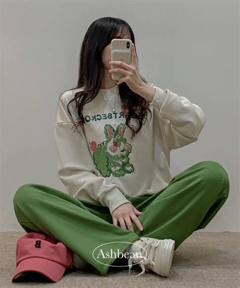 지금입기딱 토끼 래빗 나염 프린팅 세미 크롭 긴팔 쭈리 맨투맨 티셔츠 Y2k 키작녀 꾸안꾸 338 에이블리