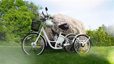 화창한 여름날에 공원에서 전기 트라이크 또는 전자 자전거 측면에서 촬영 많은 조명 3륜 자전거의 E 모터 및 전원 배터리의 전경