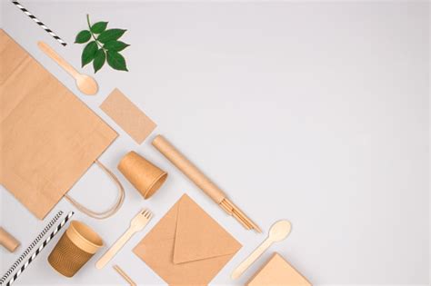 밝은 회색 배경에 다른 환경 친화적 인 식기와 크래프트 종이 식품 포장 세트 길거리 식품 용지 포장 컵 접시 빨대 용기 및 종이 봉투 모형 플랫 레이 그릇에 대한 스톡 사진