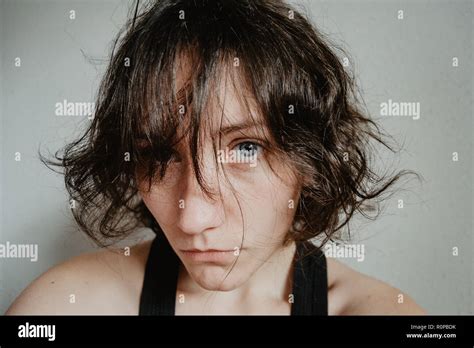 Fille Aux Cheveux Courts Banque De Photographies Et Dimages Haute R Solution Alamy