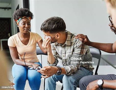 심리 요법 모임 여자 지원하다 그룹 남자 요법 심리학 환자 심리학자 슬퍼 감정 우울증 고통 통신 도움 원 좌석 조언 말하기 사업 울음 울음 눈물 눈물 포옹 친구 우정