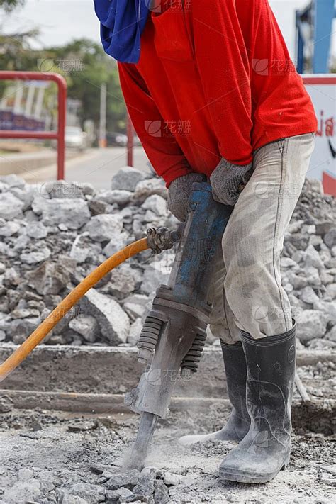 正在施工的工人在地上钻水泥素材 花瓣网