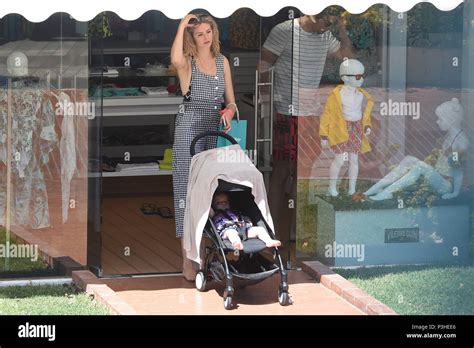 Chaff Italy 18th June 2018 Pula Josh Hartnett With Wife And Daughters In The Picture Josh