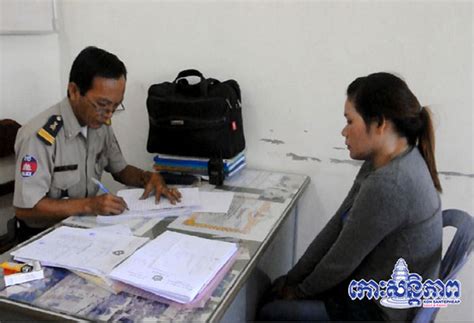 ប៉ូលិស ចាប់ខ្លួន ម៉ែ យ៉ែ ម នាំ ក្មេង ស្រី ឡើង អូ តែ ល ឱ្យ ភ្ញៀវ ត្រេកត្រអាល Khmerload