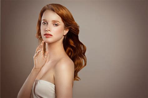 손과 길고 반짝 곱슬 머리와 갈색 머리 여자 소녀 곱슬 헤어스타일 자연 초상화와 아름 다운 모델입니다 브라운에 고립 갈색에 대한 스톡 사진 및 기타 이미지 Istock