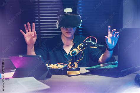 Foto De Babe Adult Asian Lesbian Woman With Short Hair Wearing VR Box For Control Robotic Arm