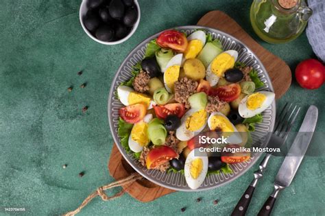 프랑스 샐러드 통조림 참치 삶은 감자 계란 검은 올리브 회색 접시에 오이 토마토 및 양상추를 곁들인 니코이즈 복사 공간 0명에 대한 스톡 사진 및 기타 이미지 Istock