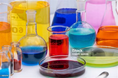 실험실 장비 유리 튜브 플라스크 에렌마이어 비커 페트리 접시 풍선 및 기타 화학 및 의학 실험실 측정 장비 과학 실험 또는