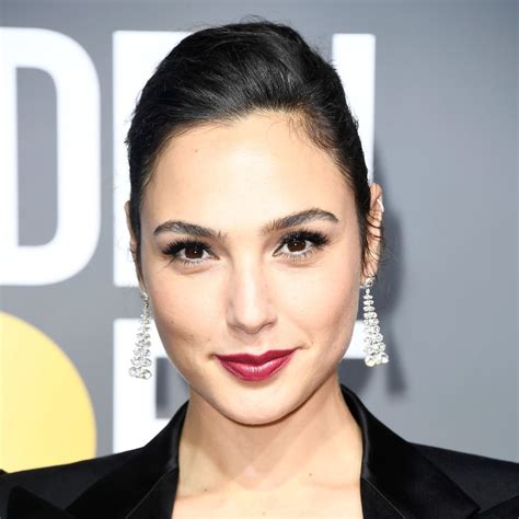 Gal Gadot At Golden Globes 2018 Popsugar Beauty