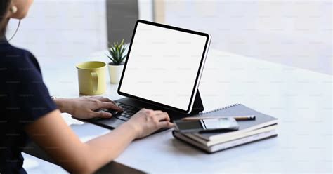 사무실에서 태블릿 컴퓨터로 일하는 젊은 여성 중소기업 소유자의 측면 모습 사진 Unsplash의 성공 이미지