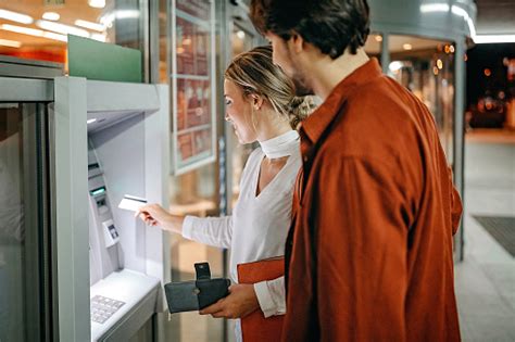 Atm 기계를 사용하여 신용 카드에서 돈을 인출하는 젊은 부부 20 24세에 대한 스톡 사진 및 기타 이미지 20 24세 25 29세 거리 Istock