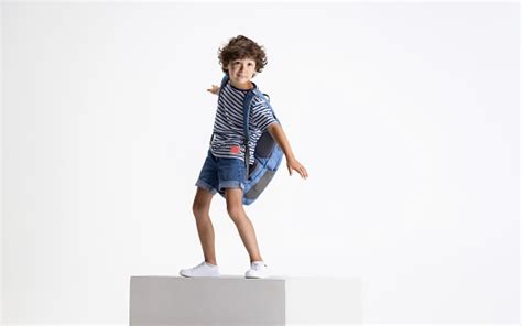 백인 유치원 소년 흰색 스튜디오 배경 에 고립 된 큰 상자에 서 복사 공간을 참조하십시오 어린 시절 교육 감정 개념 6 7 살에 대한 스톡 사진 및 기타 이미지 Istock