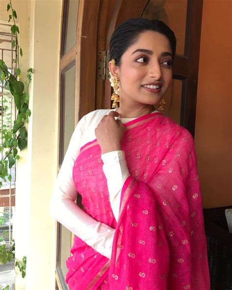 Our Favourite Ishaa M Saha In An Elegant Hot Pink Linen Saree Styled