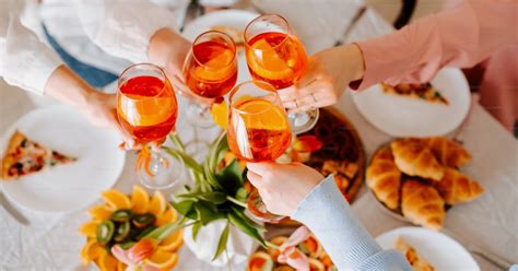 와인 잔을 건배하는 사람들의 그룹 사진 Unsplash의 음료 이미지