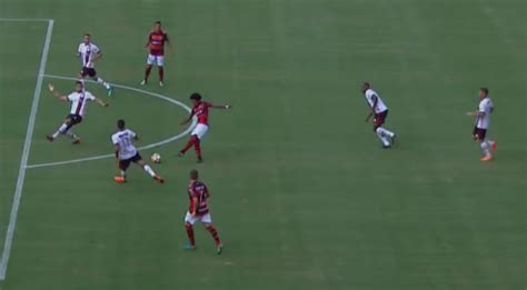 Flamengo Vence De Virada O Atlético Go Em Jogo Amistoso Rolando A Bola