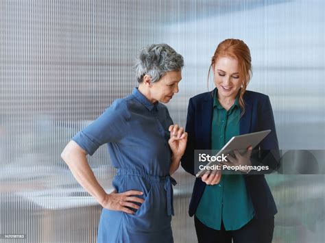 비즈니스 여성 전략 브레인스토밍 및 영감을 위해 사무실에서 이야기하고 태블릿을 계획하는 아이디어 디지털 기술 인터넷 앱 및 Iot 혁신의 직원 및 관리 협업 2명에 대한