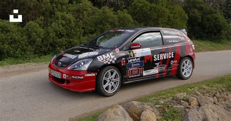 빨간색과 검은색 자동차가 도로를 달리고 있습니다 사진 Unsplash의 무료 경주 용 자동차 이미지