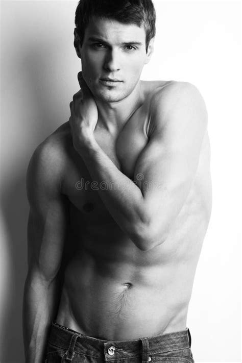 Красивый мышечный парень с нагим торсом Стоковое Изображение изображение насчитывающей