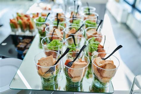 Mini Saladas Em Copos De Plástico Salada De Aperitivo Com Carne