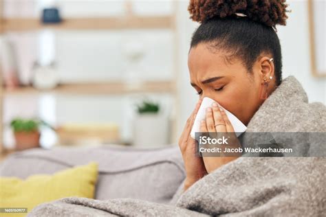 아픈 여자와 꽃가루 알레르기 감기 및 겨울 바이러스에서 집에서 담요로 코를 불고 있습니다 얼굴 조직 및 흑인 여성은 인플루엔자 알레르기 건강 문제 및 부비동염 위험으로