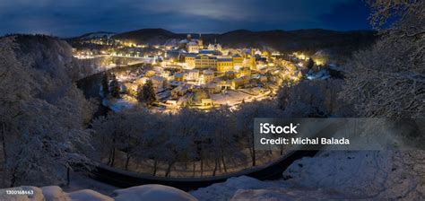 거대한 바위에 로케트 성 고딕 양식의 중세 로켓 나드 오리 마을의 아름다운 도시 경관의 멋진 경치 겨울 시즌 동안 다채로운 건물 카를로비 바리 지역 체코 공화국 0명에 대한