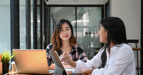 두 명의 젊은 창조적 인 디자이너가 아이디어를 논의하고 사무실에서 최신 장치로 작업합니다 사진 Unsplash의 사무실 이미지