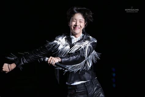 Как меняется личность Джей-Хоупа на сцене и вне сцены? - K-pop