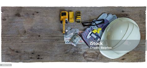 천연 나무 질감 보호구 안전 헬멧 안전 안경 귀마개 및 중장비 건설 기계 판자에 복사 공간을 비웁니다 미국 달러 자금과 유로 지폐 포함 금속에 대한 스톡 사진 및 기타